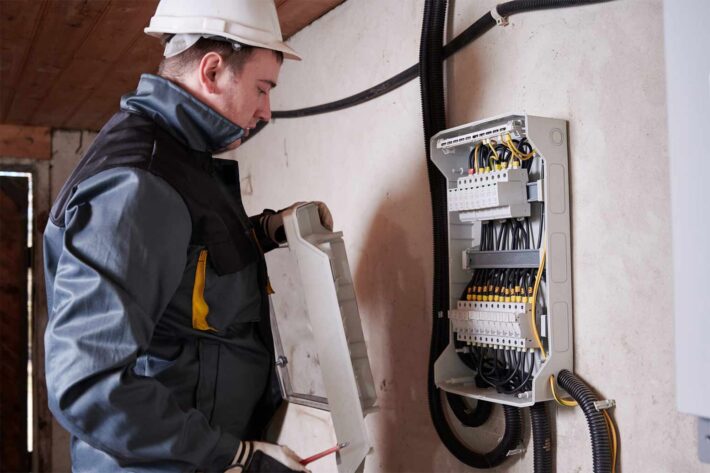 Electrician Salary Guide in US 2025 by State & Experience