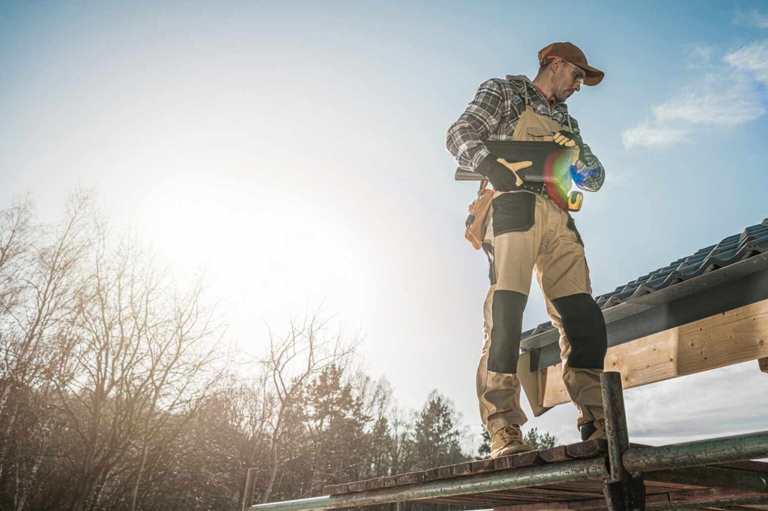 Roofer Salary Guide in US 2025 by State & Experience